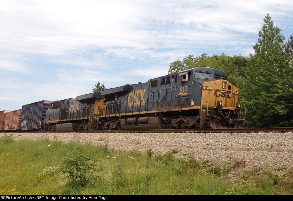 CSX ES44AHs 813 and 954 roll southbound